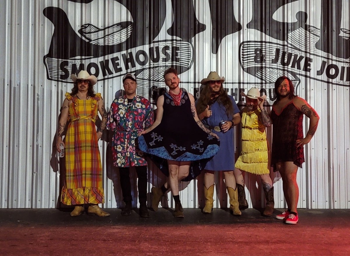 Vandoliers do their TN show in drag | MLTSHP