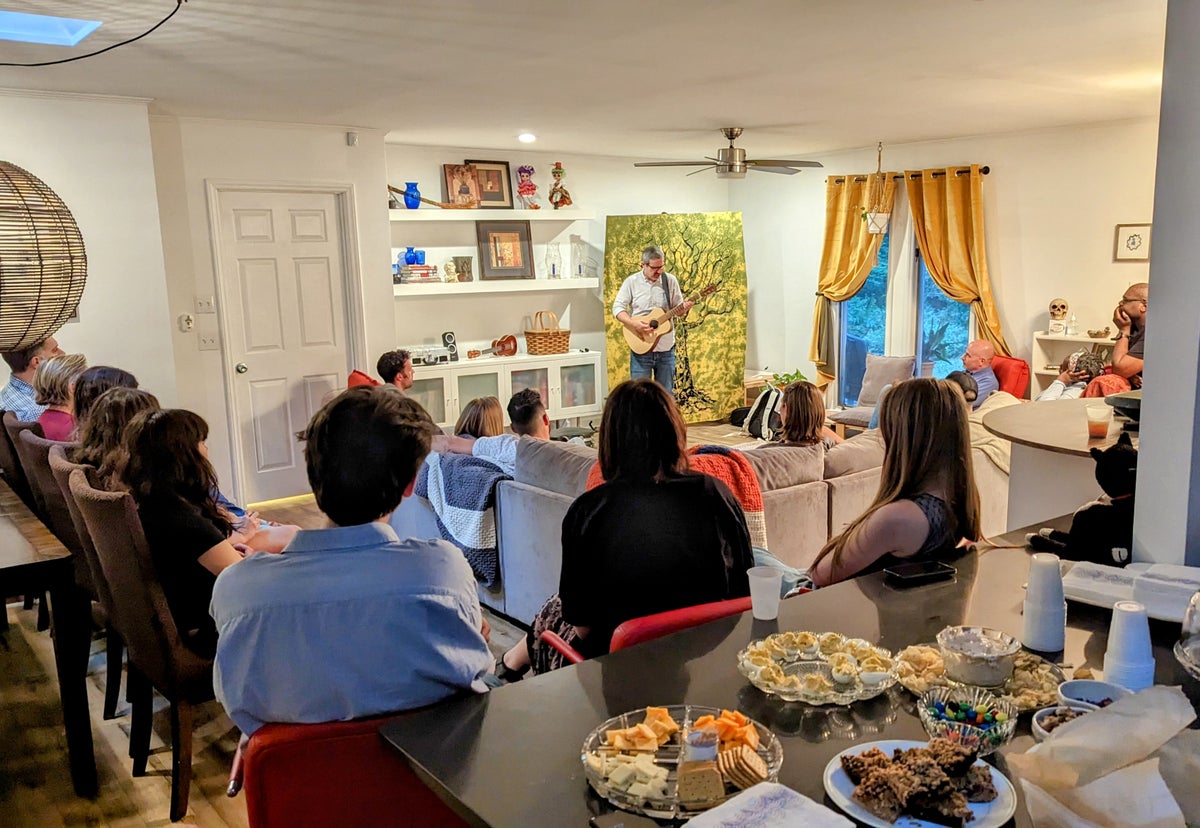 Say Hi in my living room | MLTSHP