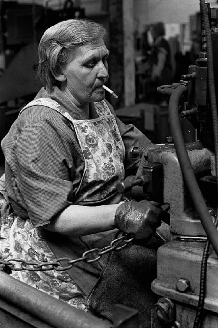 Female chain-maker at Eliza Tinsley, West Midlands UK | MLTSHP