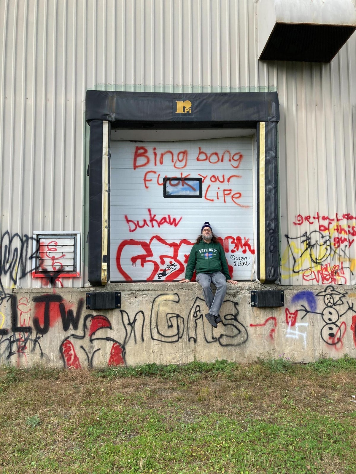 Bong Bong Fuck Your Life | MLTSHP