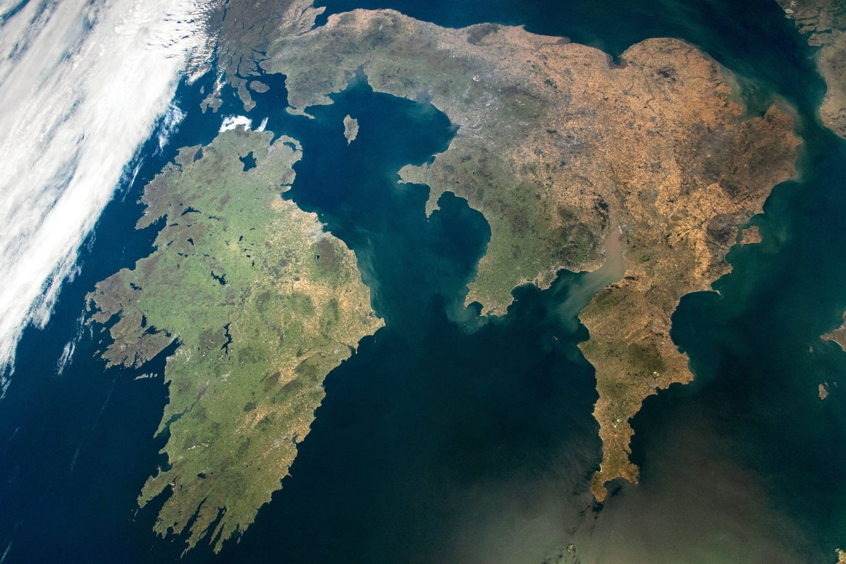 A rare clear day in UK and Ireland | MLTSHP