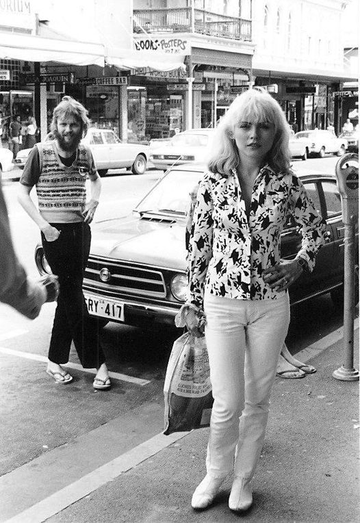 Debbie Harry with a bag of spuds, 1977 | MLTSHP