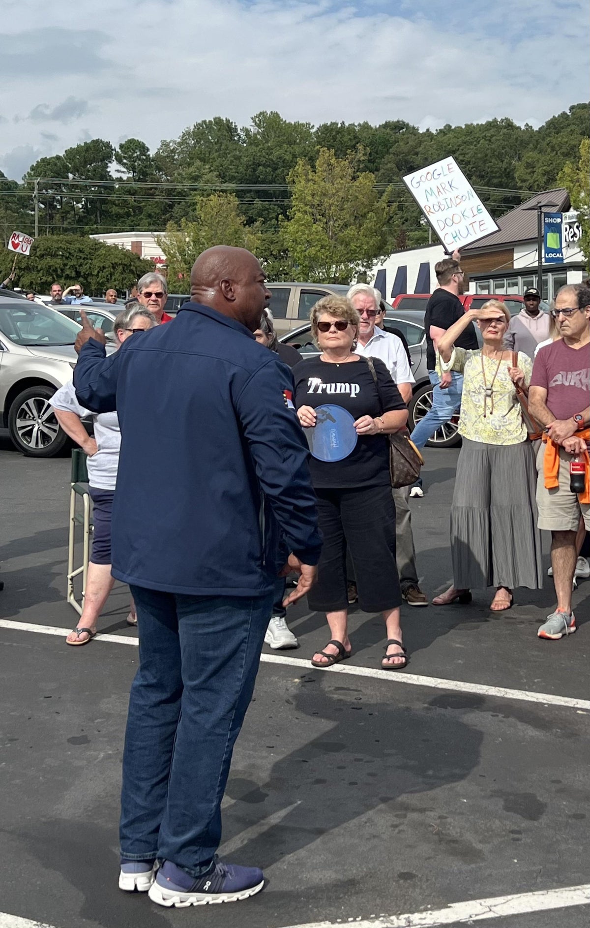 there is so much going on in this photo | MLTSHP